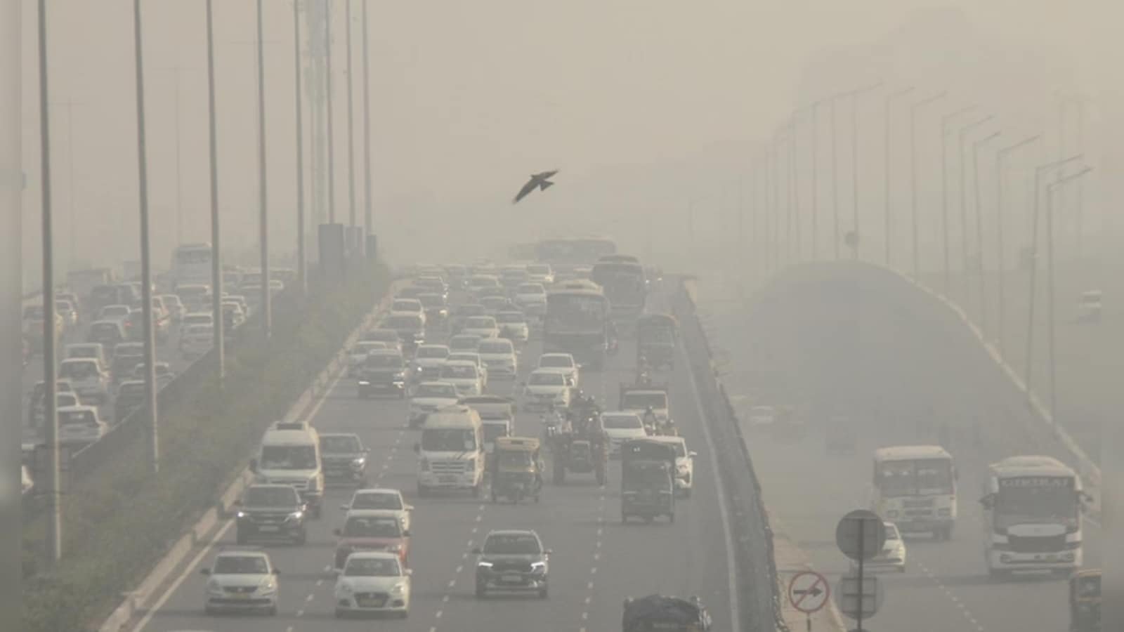 Delhi Shrouded in Dense Smog as Air Pollution Slips Into ‘Severe’ Zone ...